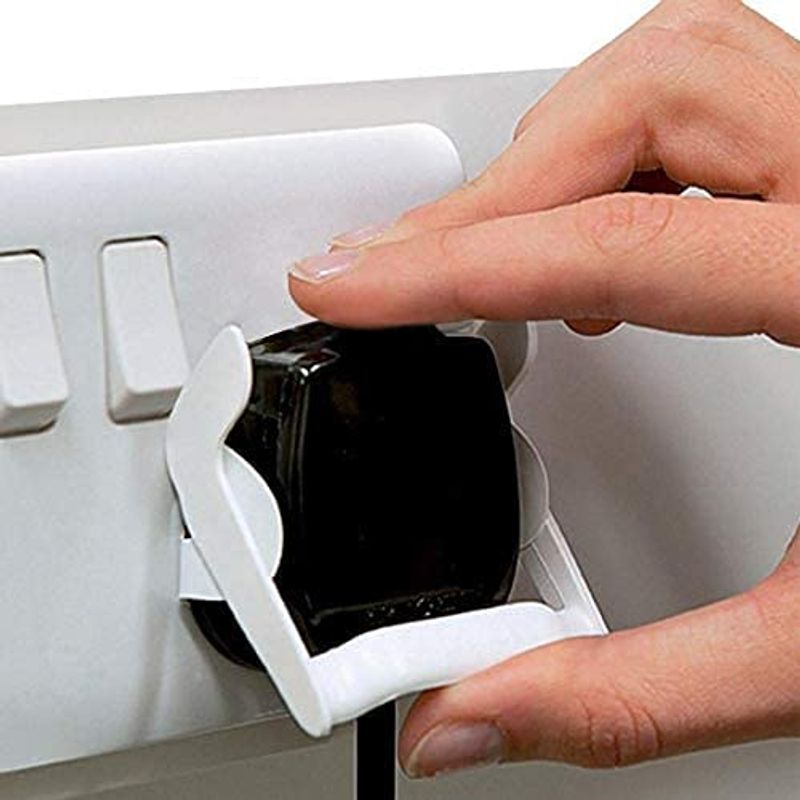 Pulg, plug puller makes it easier to remove plugs from awkward sockets ...