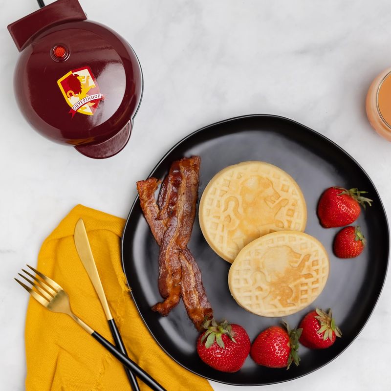 Uncanny Brands Harry Potter Checkmate Gryffindor Mini Waffle Maker ...